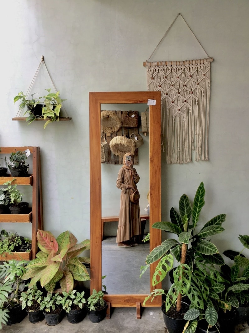 6 DESAIN CERMIN HIAS RUANG TAMU MINIMALIS YANG ESTETIK